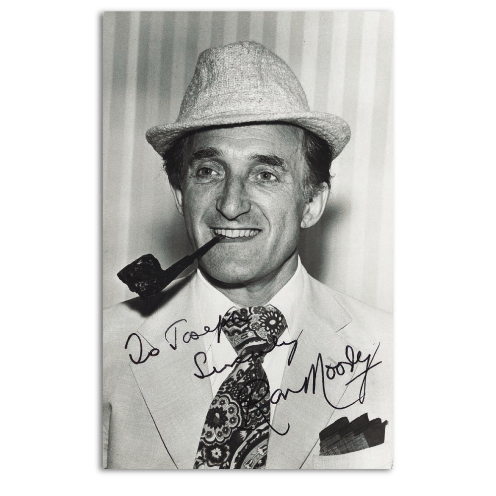 Ron Moody - Autograph - Signed Black and White Photograph